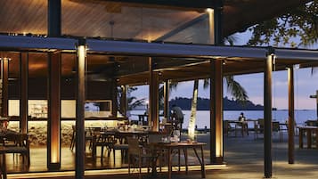 Pequenos-almoços, almoços, jantares servidos, com vista para a praia