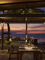 Serviço de café da manhã, almoço, jantar; vistas para a praia