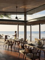 Serviço de café da manhã, almoço, jantar; vistas para a praia
