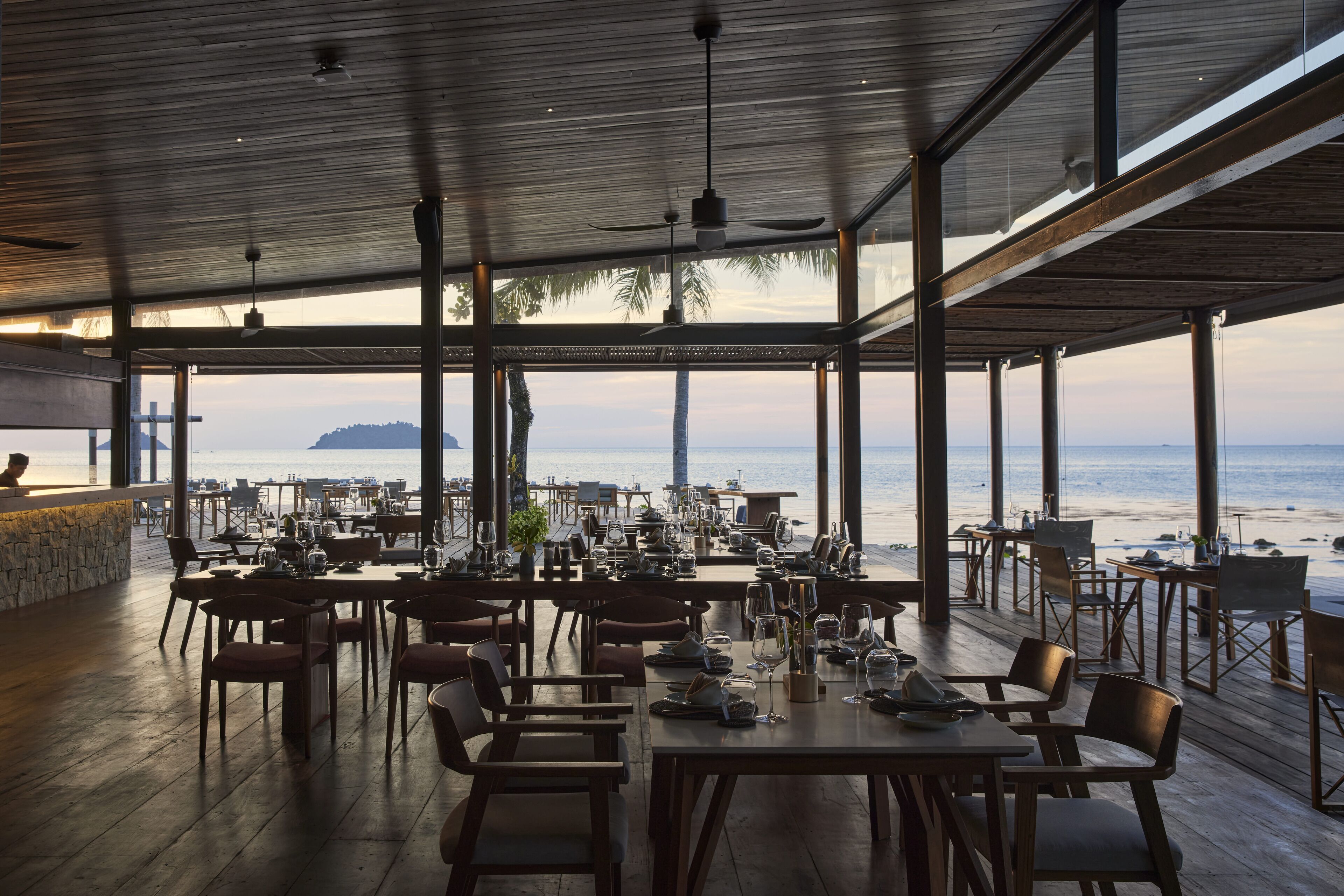 Pequenos-almoços, almoços, jantares servidos, com vista para a praia 