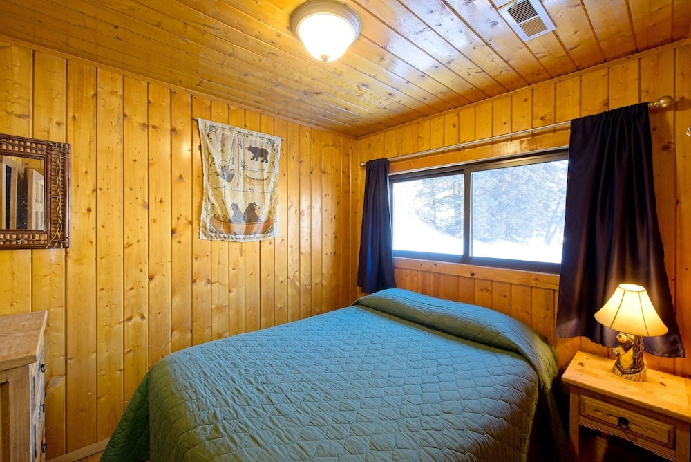 Located Against The Mountains Facing The River - Red River, NM