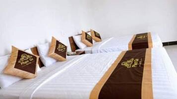 Minibar, cofre no quarto, secretária, quartos insonorizados