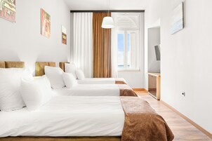 Deluxe Double Room with Sea | Frigobar, cofres nos quartos, escrivaninha, cortinas blackout