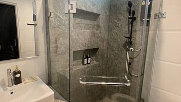 Quarto casal ou duplo superior | Banheiro | Produtos de toalete grátis, roupões de banho, toalhas de banho, sabonete