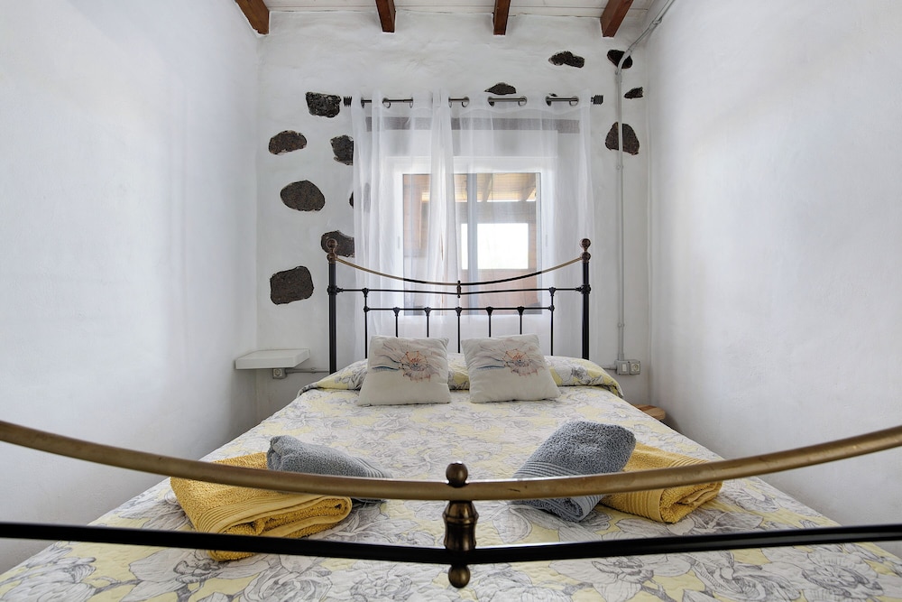 Vacation Home 'Ca Lajares' With Mountain View, Private Terrace And Wi-fi - Fuerteventura