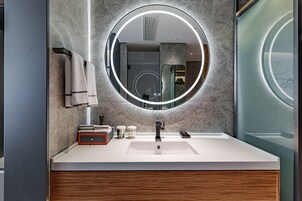 Quarto casal luxo | Cofres nos quartos, escrivaninha, cortinas blackout