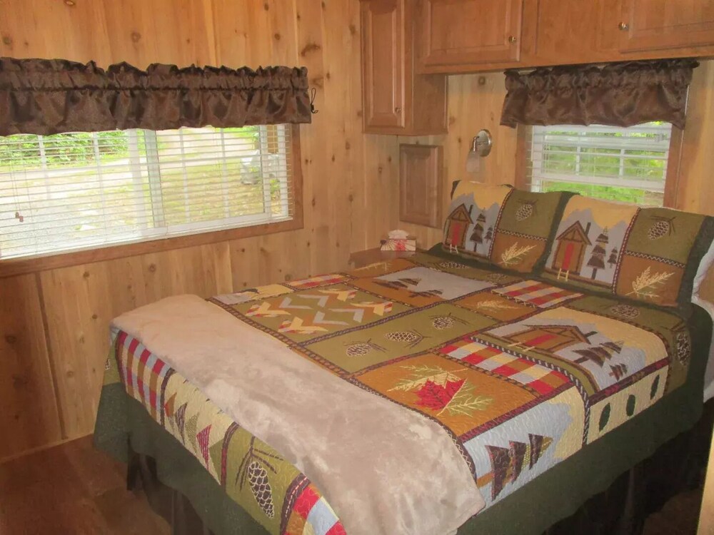 Newer Deluxe Cottage, Bon Echo Park - Cloyne | Vrbo