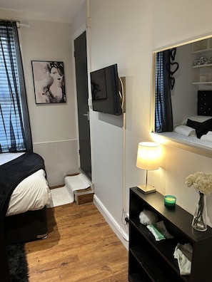 Apartamento, 1 cama Queen e sofá-cama | 1 quarto, ferros/tábuas de passar roupa, Wi-Fi de cortesia