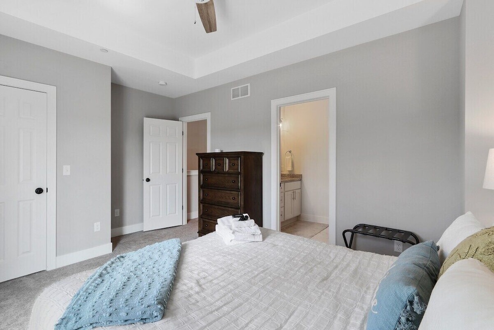 Abandon View Escape in Fontana |New Townhome|Balconies |Stone Gas ...