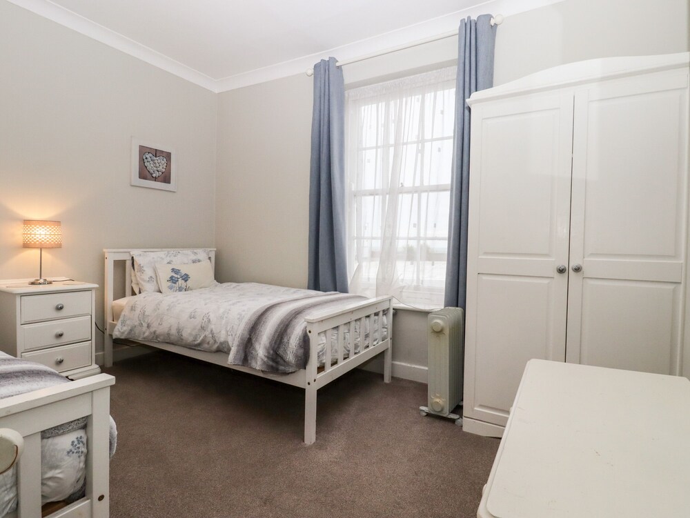 SEA BEACH COTTAGE, pet friendly, with a garden in Eastbourne ...