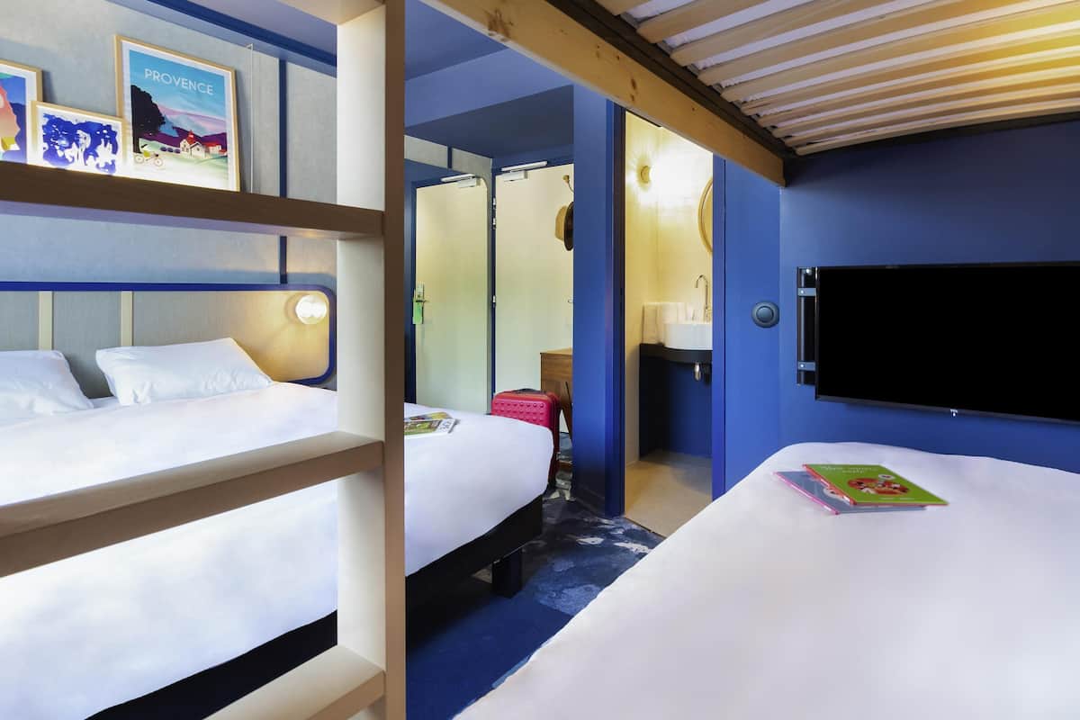 Quarto Familiar (Pop. 4 people) | Secretária adequada para computadores portáteis, quartos insonorizados