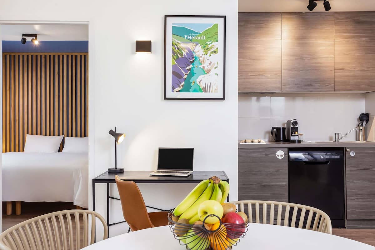 Apartamento, 1 quarto | Camas com colchões pillow-top, escrivaninha