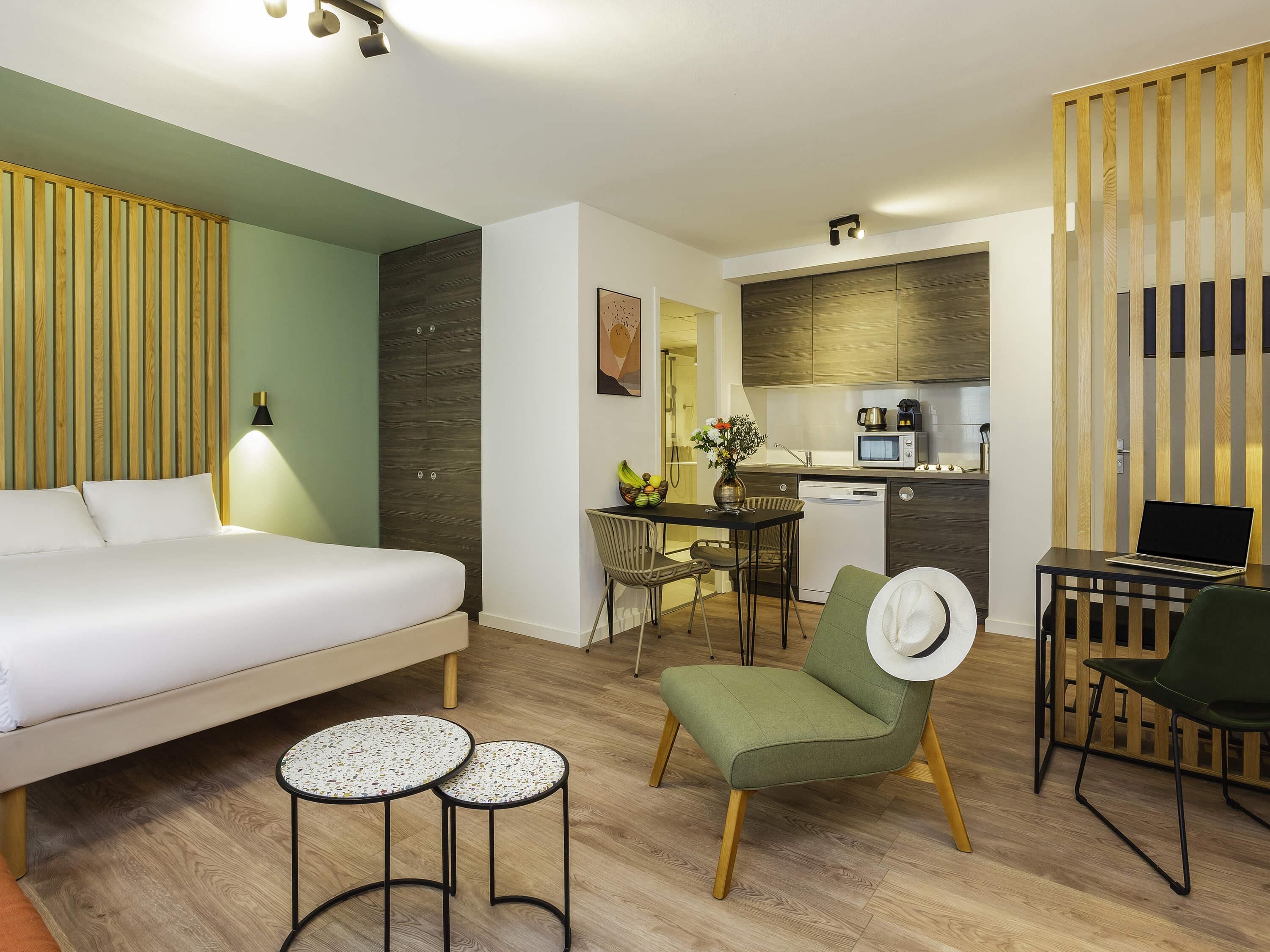 Estúdio, várias camas | Camas com colchões pillow-top, escrivaninha