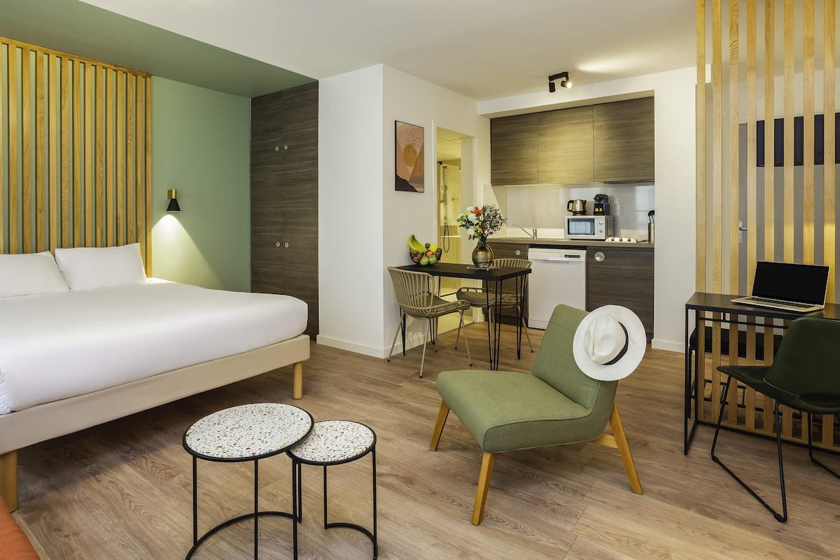 Estúdio, várias camas | Camas com colchões pillow-top, escrivaninha