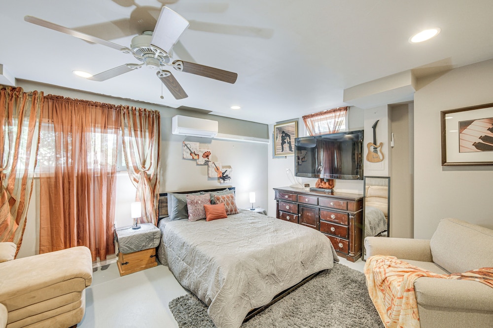 3 Mi to Lake Redman: Home w/ Furnished Pergola! - Spry | Vrbo