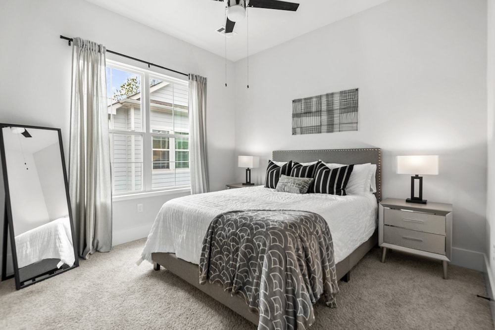 Lux Living / Rooftop / Private Chef & King Suite Downtown Oasis ...