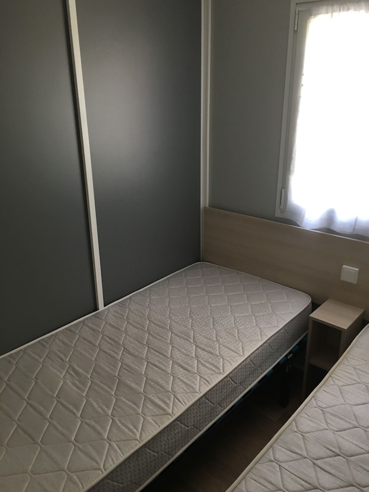 Mobilhome with terrace and private parking in a leisure residence ...