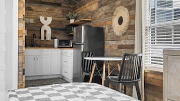 Casa Familiar, vários quartos, piscina privativa | Cozinha privada | Uma cafeteira/bule, uma chaleira elétrica, mesas de jantar