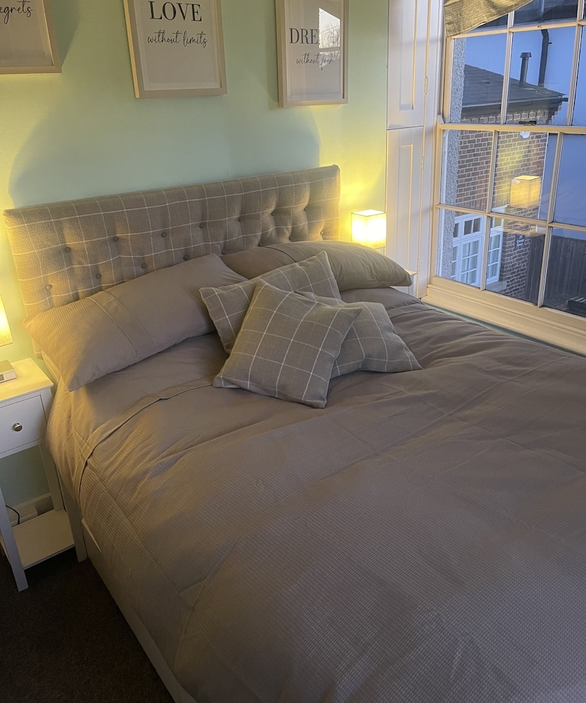Georgian 4 bed historic house,100m City Centre w/ garden & free private ...