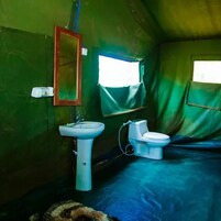 Barraca superluxo | Comodidades do banheiro | Chinelos, toalhas de banho