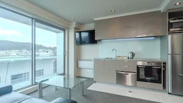 Quarto, 1 quarto, Vista para a cidade | Cozinha privada | Um frigorífico, um micro-ondas, um forno, uma placa de cozinha