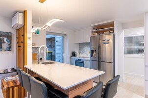 Geladeira grande, micro-ondas, fogão, cooktop