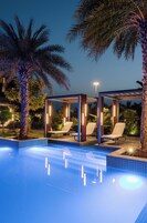 Piscina externa, funciona das 9h às 20h, barracas de cortesia