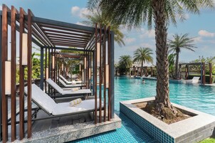 Piscina externa, funciona das 9h às 20h, barracas de cortesia