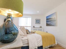 1 quarto, com decoração personalizada, com mobília individualizada 