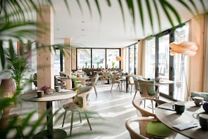 Café da manhã com pratos da culinária local grátis todos os dias