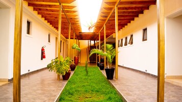 Quarto conforto | Roupas de cama premium, frigobar, cofres nos quartos