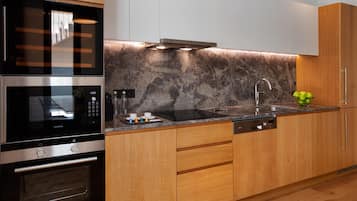 Apartamento Deluxe, 1 quarto, não fumadores, vista para o jardim | Cozinha privada | Um frigorífico/congelador grande, um micro-ondas, um forno