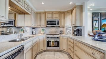 Apartamento em Condomínio Fechado, 2 quartos | Cozinha privada | Um frigorífico