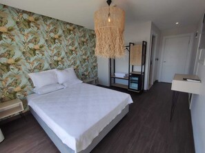 Um polibã, um chuveiro fixo, um secador de cabelo, chinelos 