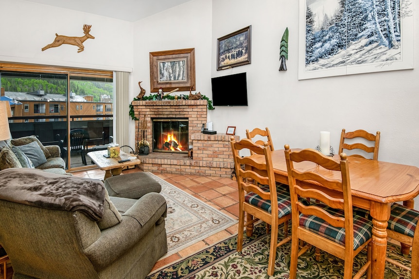 Lovely 2 Bedroom Condominium On The Free Bus Shuttle. Pool Open In The Summer!! - 韋爾