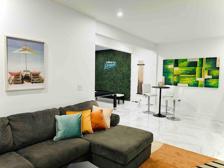 Miami Escape W/ Pool & Hot Tub - Charlotte, NC