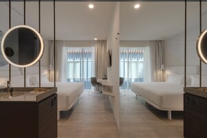 Quarto superior (Atrium) | Roupas de cama premium, camas com colchões pillow-top, frigobar