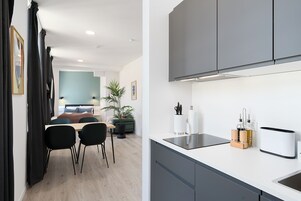 Estúdio conforto | Cozinha privada | Geladeira, micro-ondas, cooktop, lava-louças