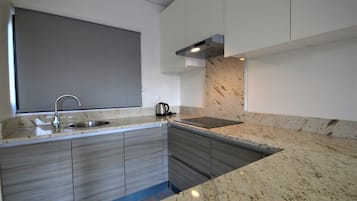 Estúdio Deluxe | Cozinha privada | Uma chaleira elétrica