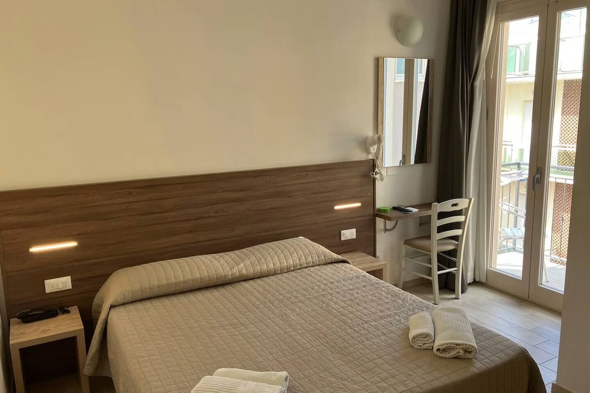 Quarto casal standard, 1 cama de casal | Cofres nos quartos, Wi-Fi de cortesia