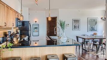 Apartamento Deluxe em Condomínio Fechado | Cozinha privada | Um frigorífico, um forno, uma placa de cozinha