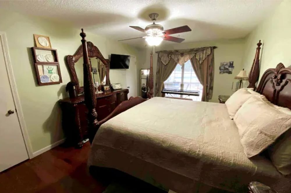 Comfortable 4 Bedroom Home In South Tulsa - Tulsa, OK