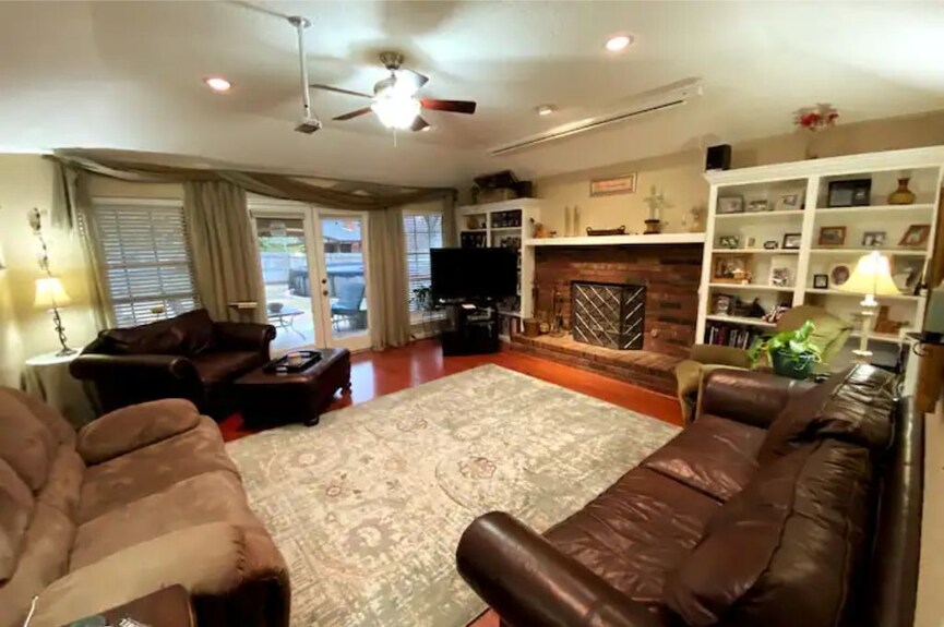 Comfortable 4 Bedroom Home In South Tulsa - Tulsa, OK