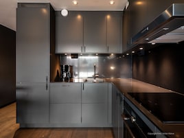 Apartamento | Cozinha privada | Geladeira, micro-ondas, fogão, cooktop