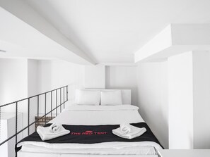 Quarto superior | Roupas de cama premium, escrivaninha, espaço de trabalho para notebook