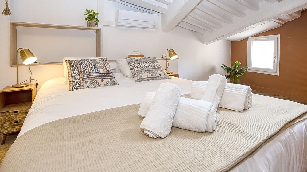 Vairo. Bright duplex, port view, AC - La Ciotat | Vrbo