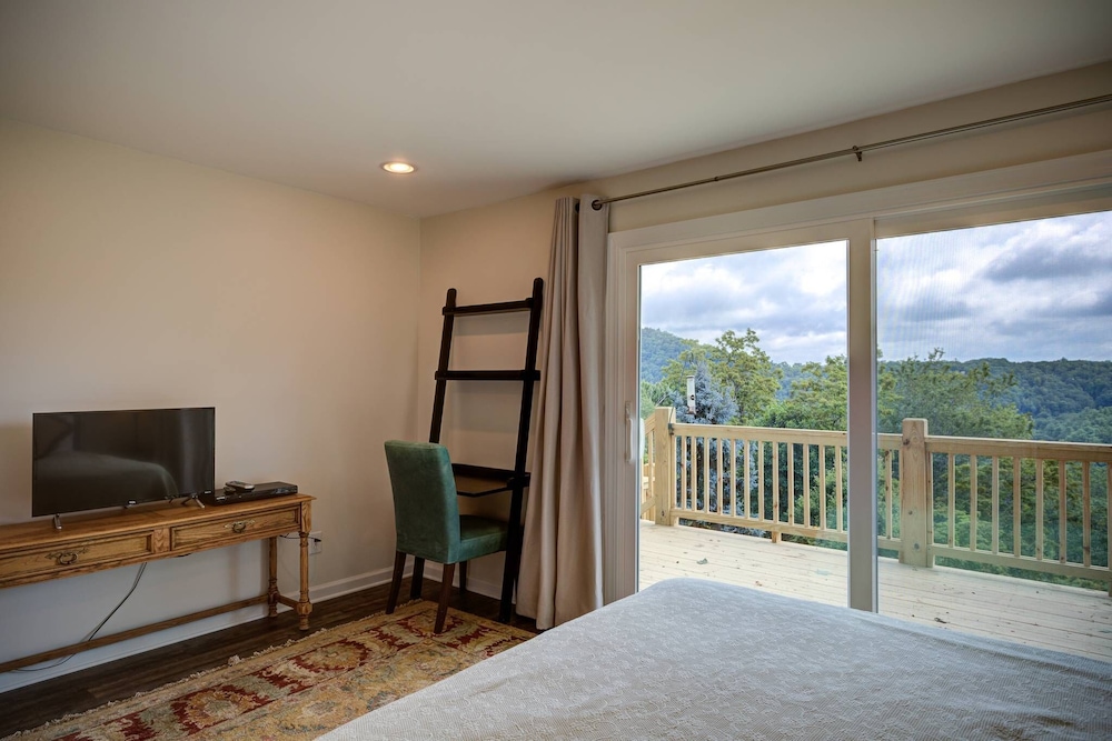 Townhouse with Mountain Views - Close to Boone and Blowing Rock ...