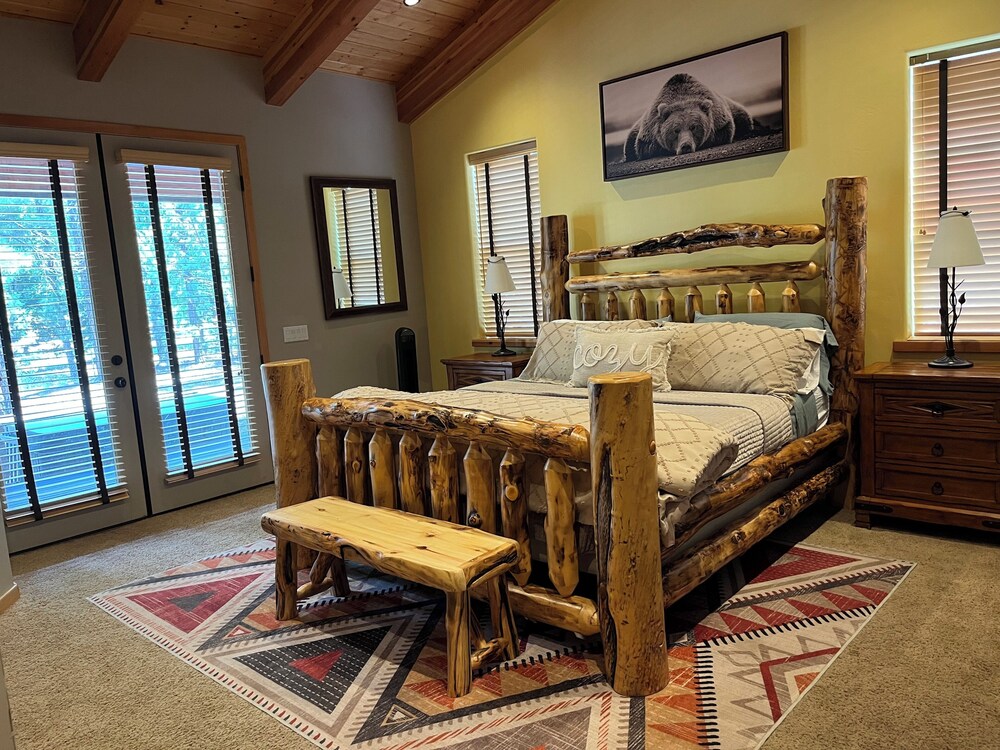 Beautiful 3134 sq ft cabin on 1.3 acres, hot tub, fireplace, huge deck ...