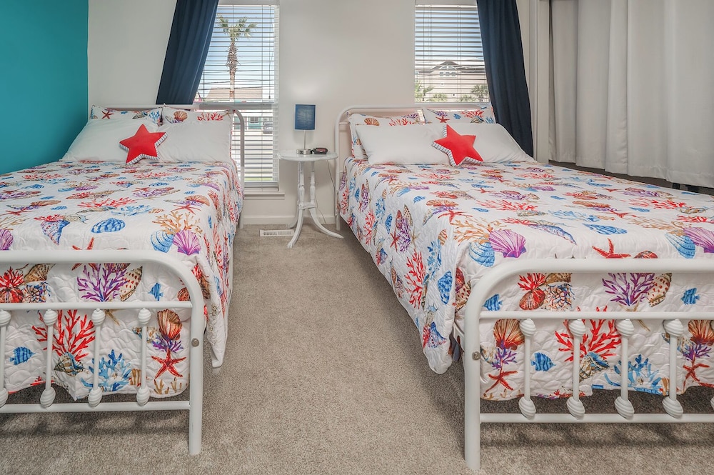 Family Friendly / 5 min stroll to beach / Sleeps 6 / Pool - Biltmore ...