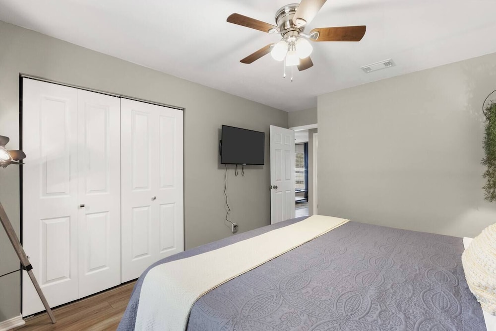 Updated 2 bed w/ fenced yard * Dog Friendly * Fox Den F - Ferry Pass | Vrbo